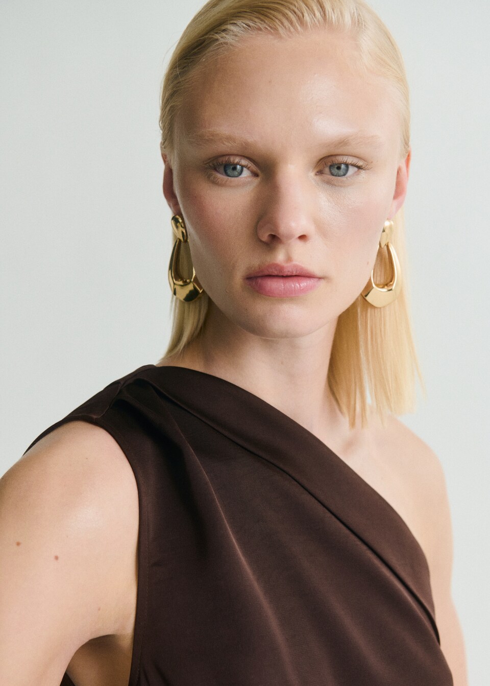 Asymmetrical satin dress with side slits - Women | MANGO USA