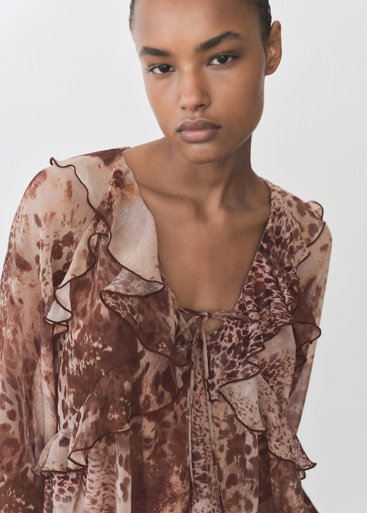 Printed blouse with ruffles and bow detail - Women | MANGO USA