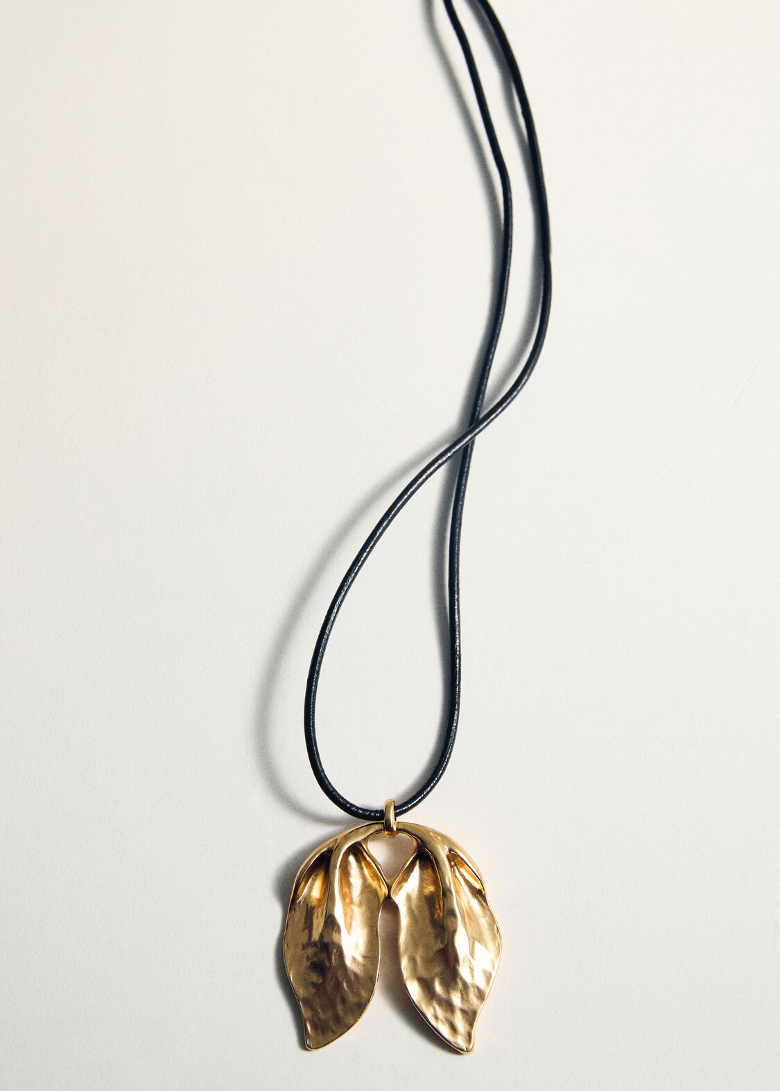 Textured-leaves pendant necklace - Women | MANGO USA