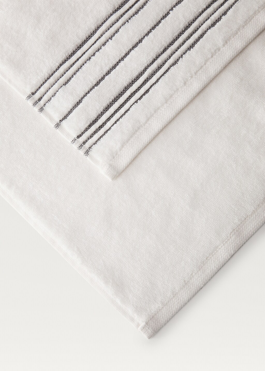 Hand towel with striped trim - Home | MANGO Croatia