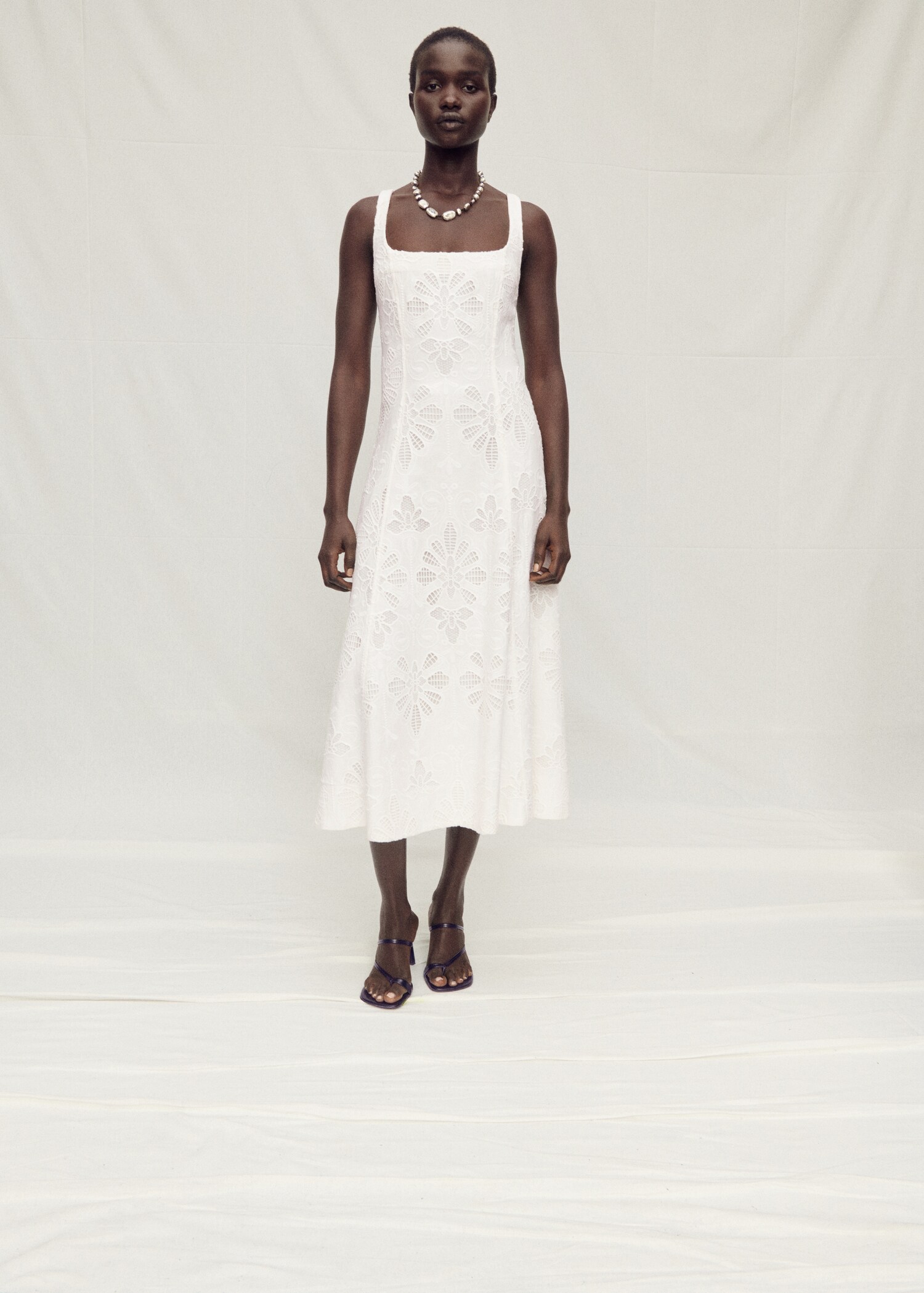 Robe évasée lin avec broderie florale - Femme | MANGO France métropolitaine