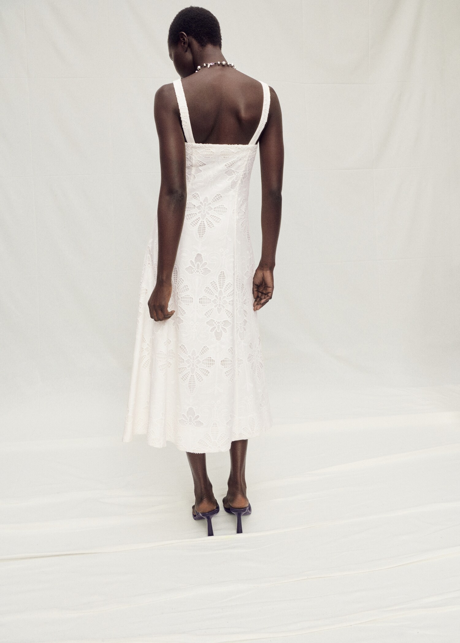 Robe évasée lin avec broderie florale - Femme | MANGO France métropolitaine