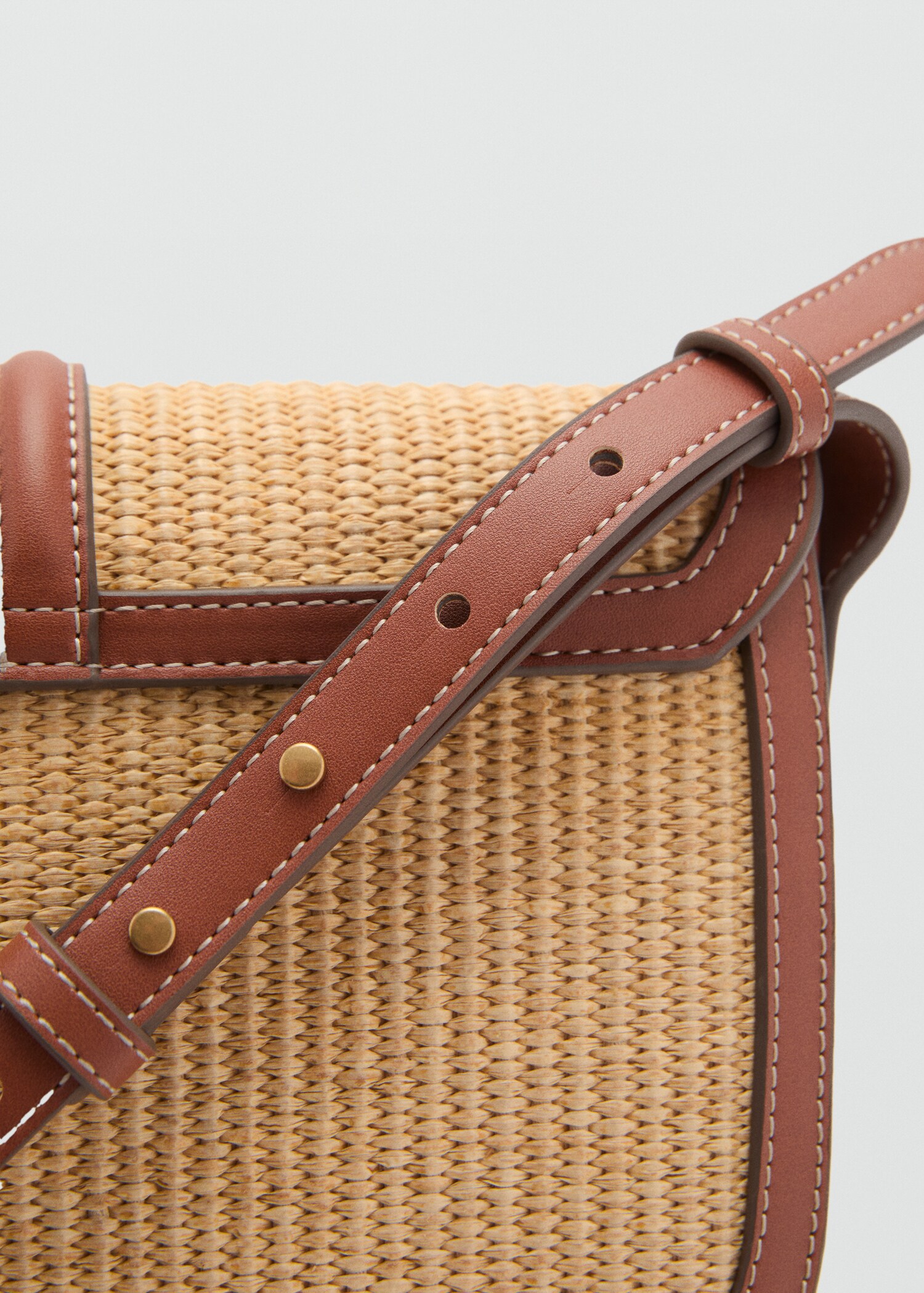 Raffia-effect shoulder bag - Women | MNG Australia