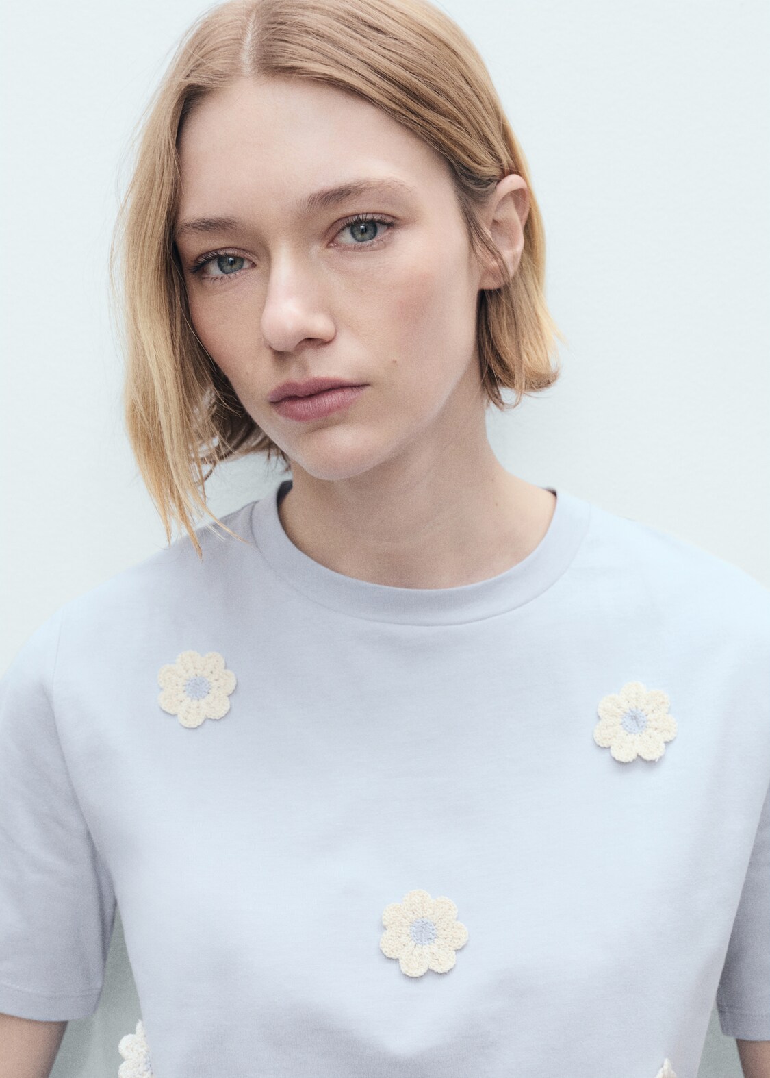 Cotton t-shirt with flower detail - Women | MANGO USA