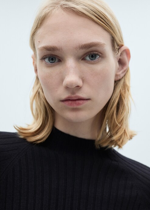 Sukienka z dzianiny o rozszerzanym kroju z półgolfem - Kobieta | MANGO Poland