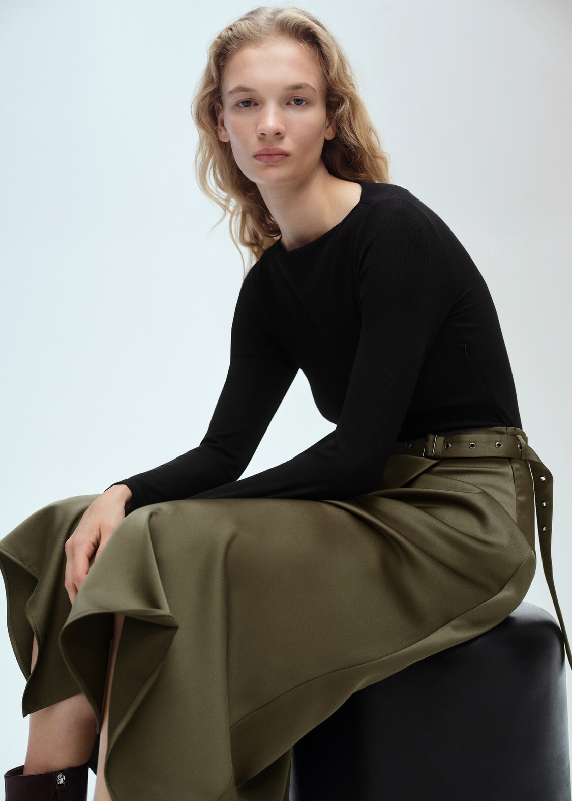 Rochie cu curea din țesătură combinată - Femei | MANGO Romania