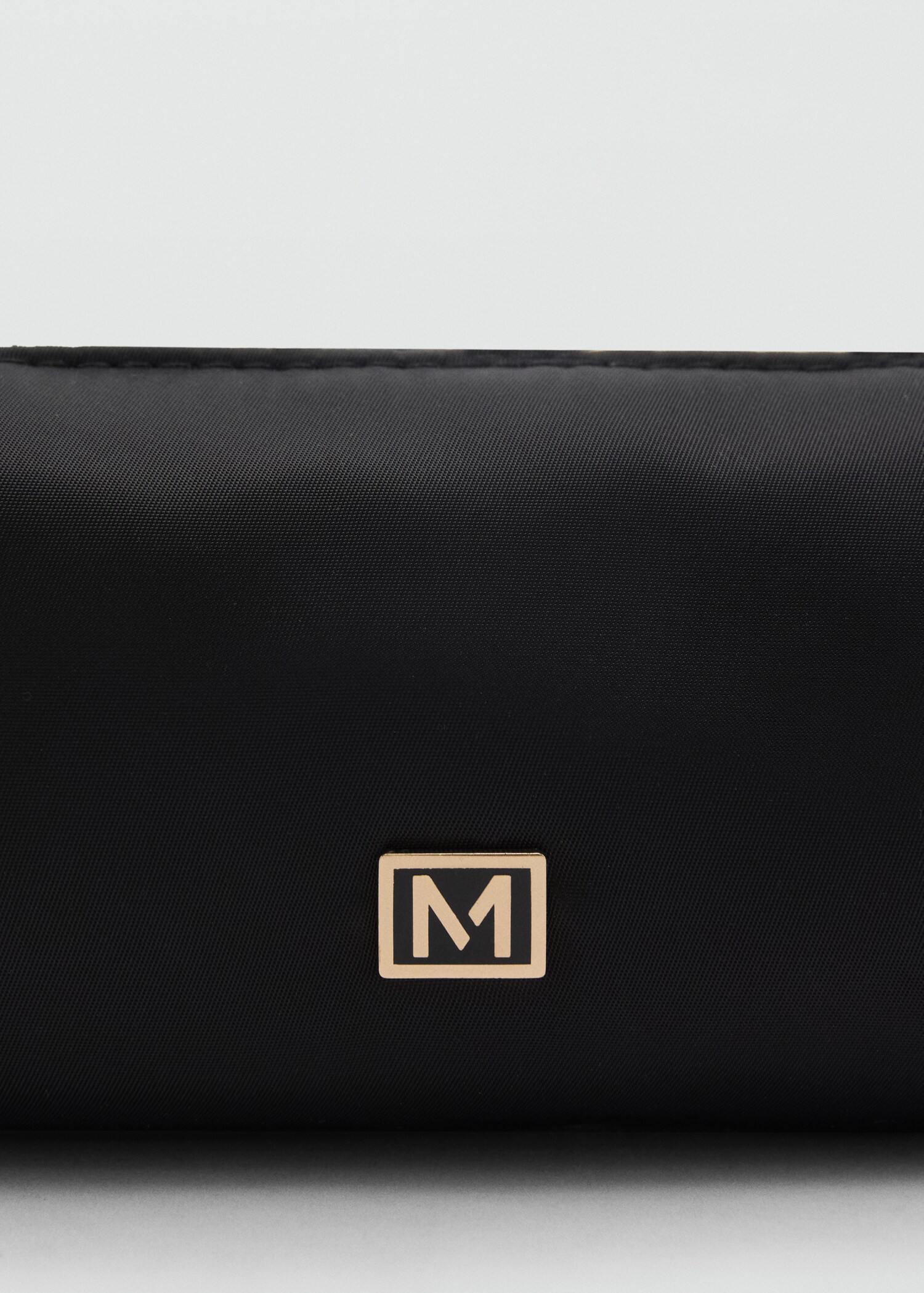 Nylon case with zip - Women | MANGO USA