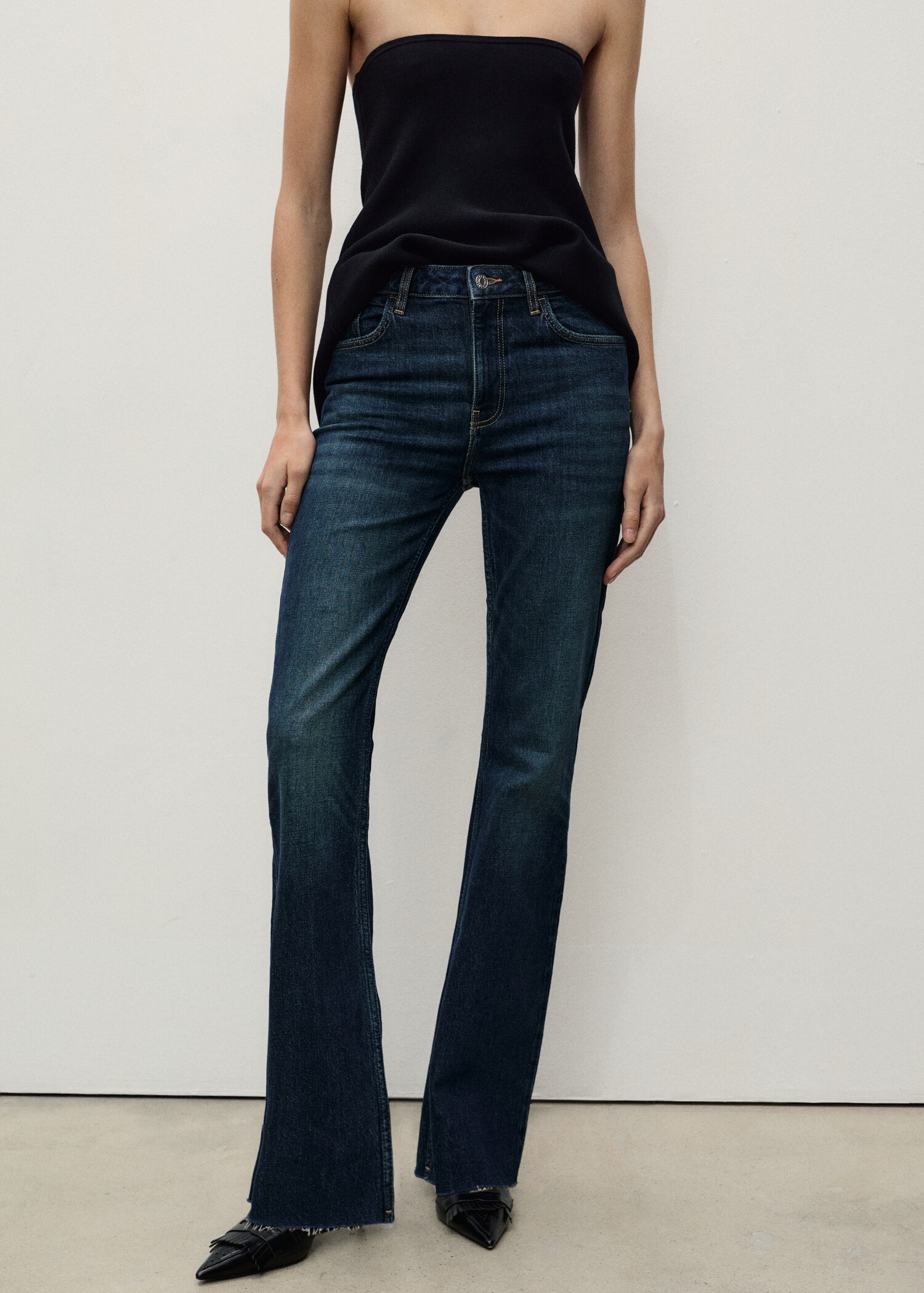 Fiona flared mid-rise jeans - Women | MANGO USA