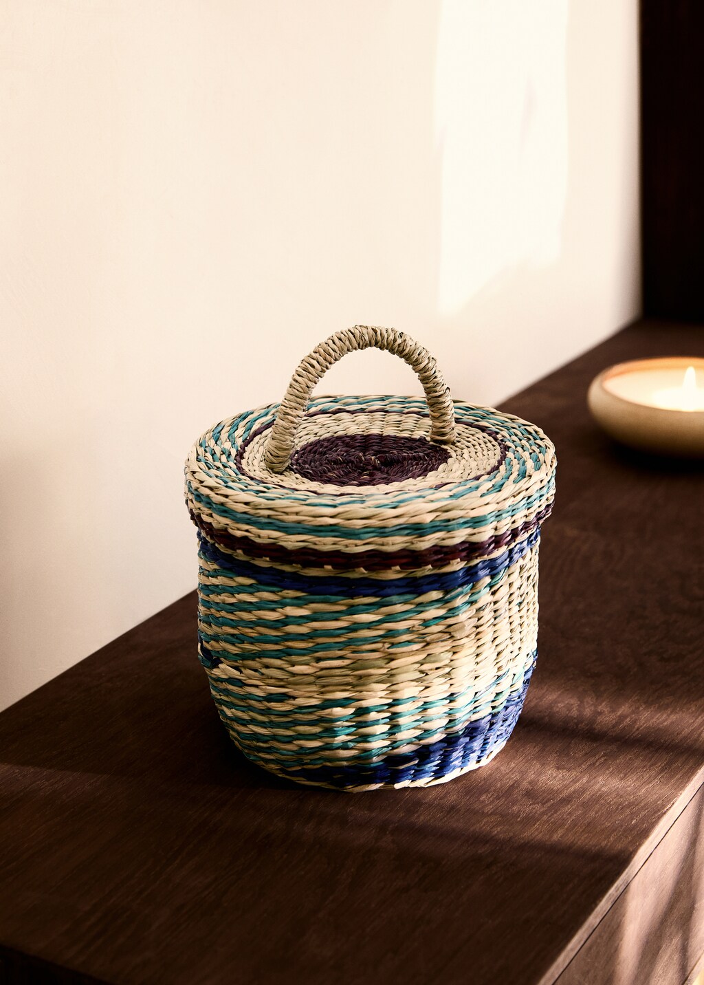 Panier en jonc de mer coloré avec petit couvercle - Home | MANGO Belgique