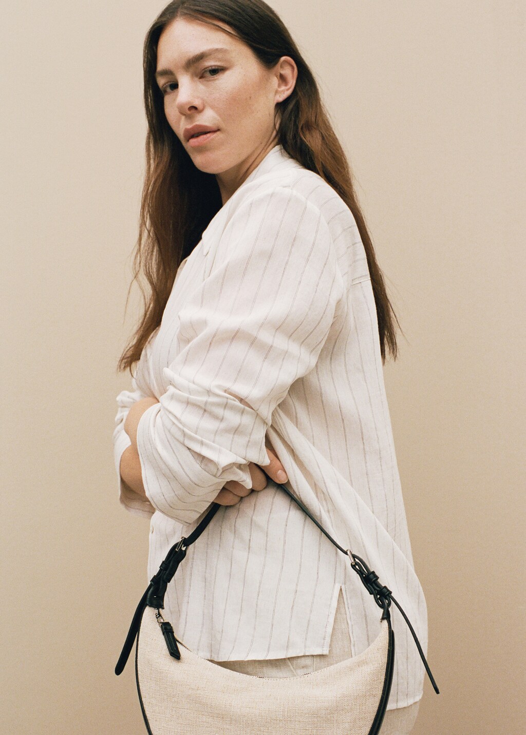 Mini oval linen-blend shoulder bag - Women | MANGO USA