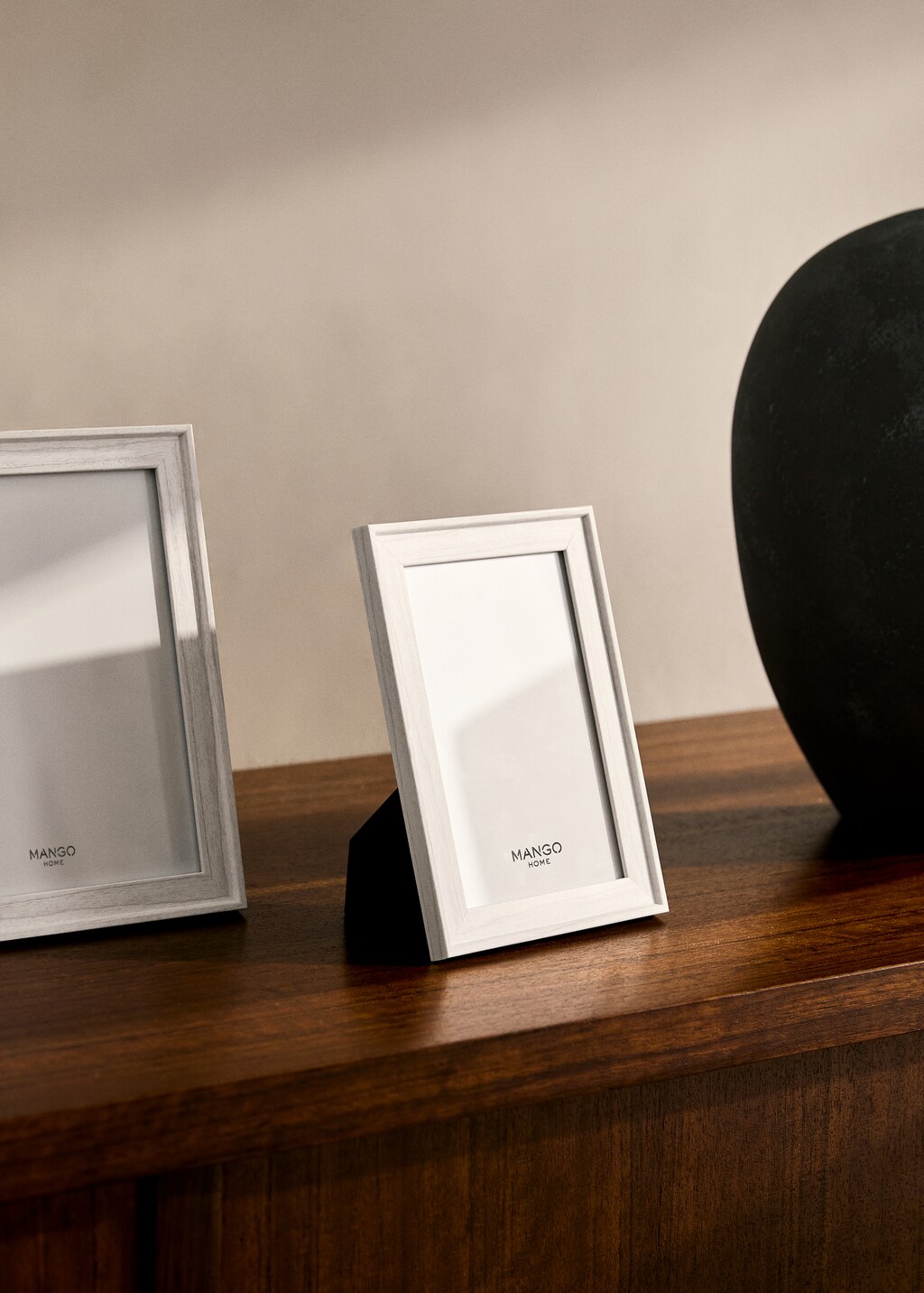 Marco efecto madera pequeño - Home | MANGO España (Península y Baleares)