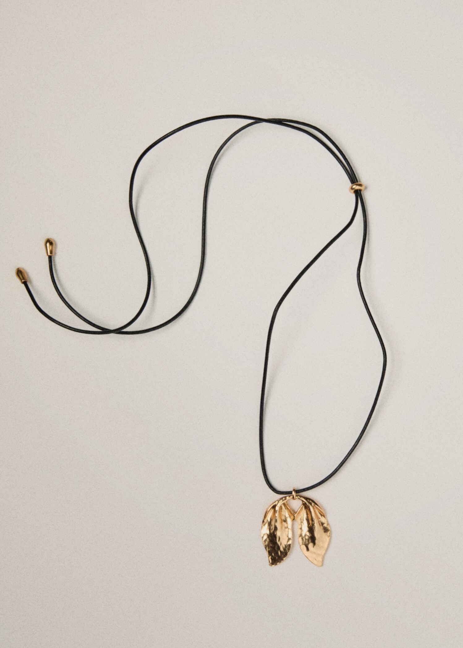 Textured-leaves pendant necklace - Women | MANGO USA