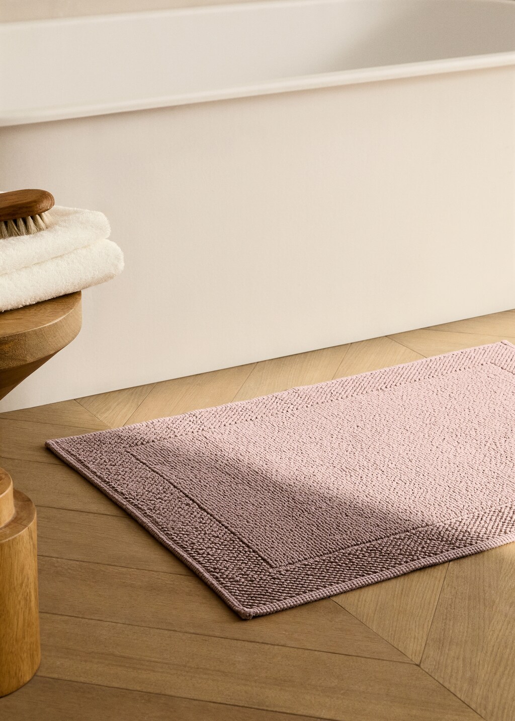Bath mat with frame design - Home | MANGO USA