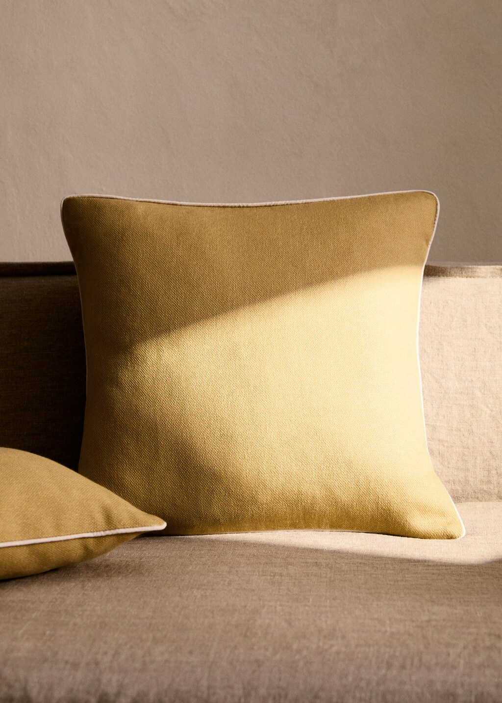 Cushion cover border overlock 45x45 cm - Home | MANGO United Kingdom